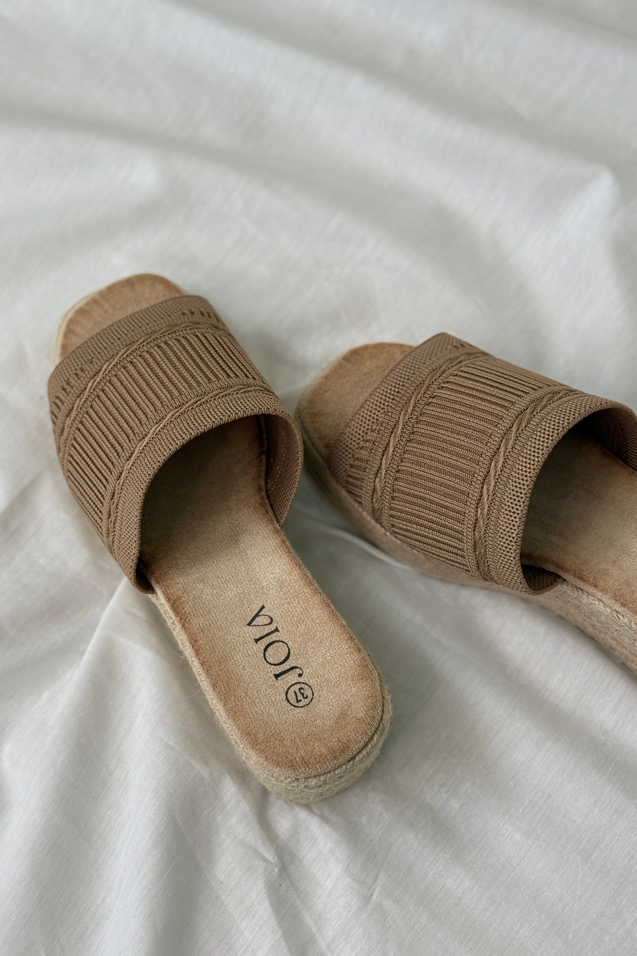 Bloom - Yliana Sandal - Taupe | Lav kilehæl