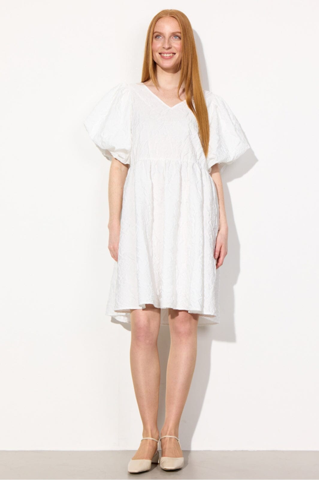 Hunkøn - Jamie Dress - White | V-hals | Løs | Pufærmer